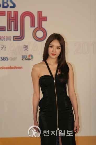 [포토] ‘2012 SBS 연예대상’서 강민경 지퍼드레스 ‘눈길’
