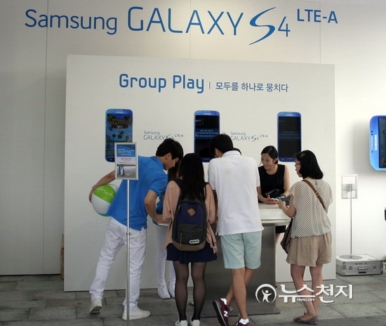 [포토] 갤럭시 S4 LTE-A 시연 중인 시민