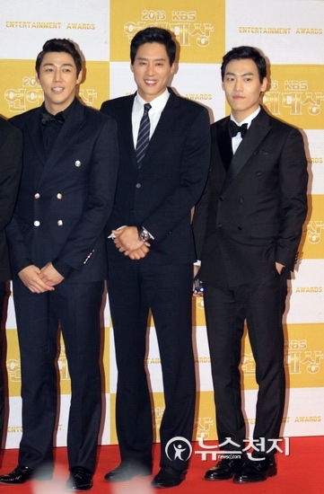 [포토] KBS 연예대상, 깔끔한 정장으로 포즈 취하는 ‘우리동네 예체능’팀