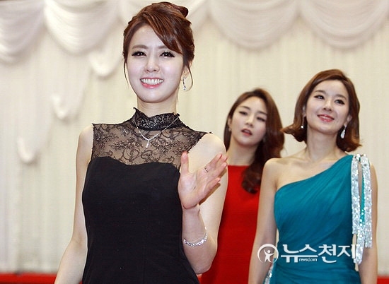 [포토] ‘2014 KBS 연예대상’ 입장하는 아나운서 4인방 ‘화려한 드레스 자태’