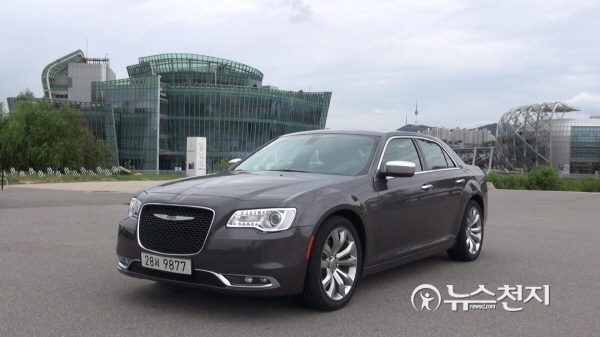 [시승기] 벤츠·BMW에 지쳤다면 ‘뉴 크라이슬러 300C’ 아메리칸 대형 세단