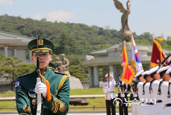 다시 돌아온 군악·의장대… ‘받들어총’