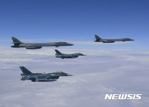 美 B-1B·F-35B 편대 첫 동시 출격… 폭격 훈련