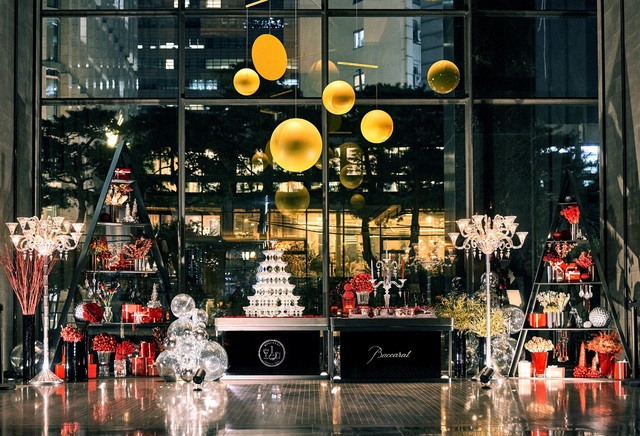 “화려한 크리스마스”… 연말 분위기 만끽할 ‘사진 명소’ 호텔은?