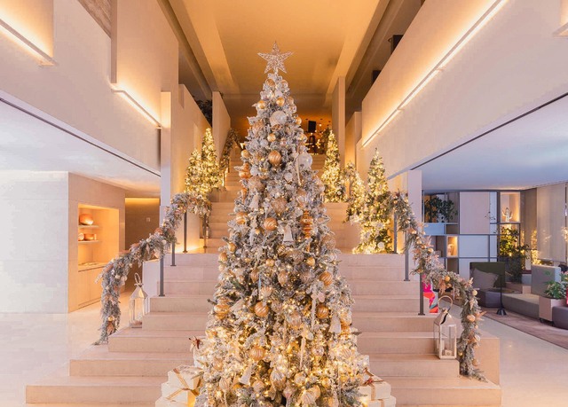 “화려한 크리스마스”… 연말 분위기 만끽할 ‘사진 명소’ 호텔은?