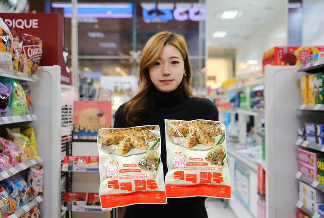 [편의점에서는] GS25, MZ 겨냥한 ‘ㅋㅋ 만두’ 출시 外 이마트24, 세븐일레븐, CU