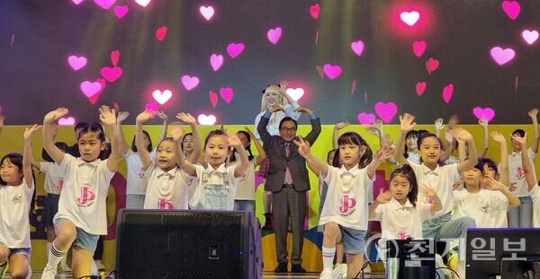 [포토] 가수 신현희 천안시민과 함께 어린이날 플래시몹 공연
