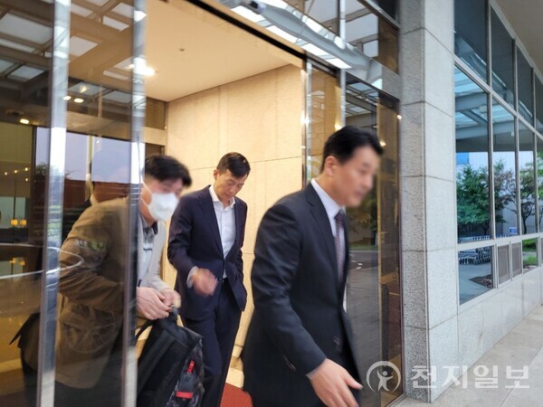[포토] 김동관 한화그룹 부회장 폴란드 출장 후 입국 장면 단독 포착