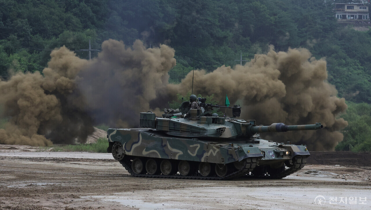 [포토] 연막 헤치고 기동하는 K1A2