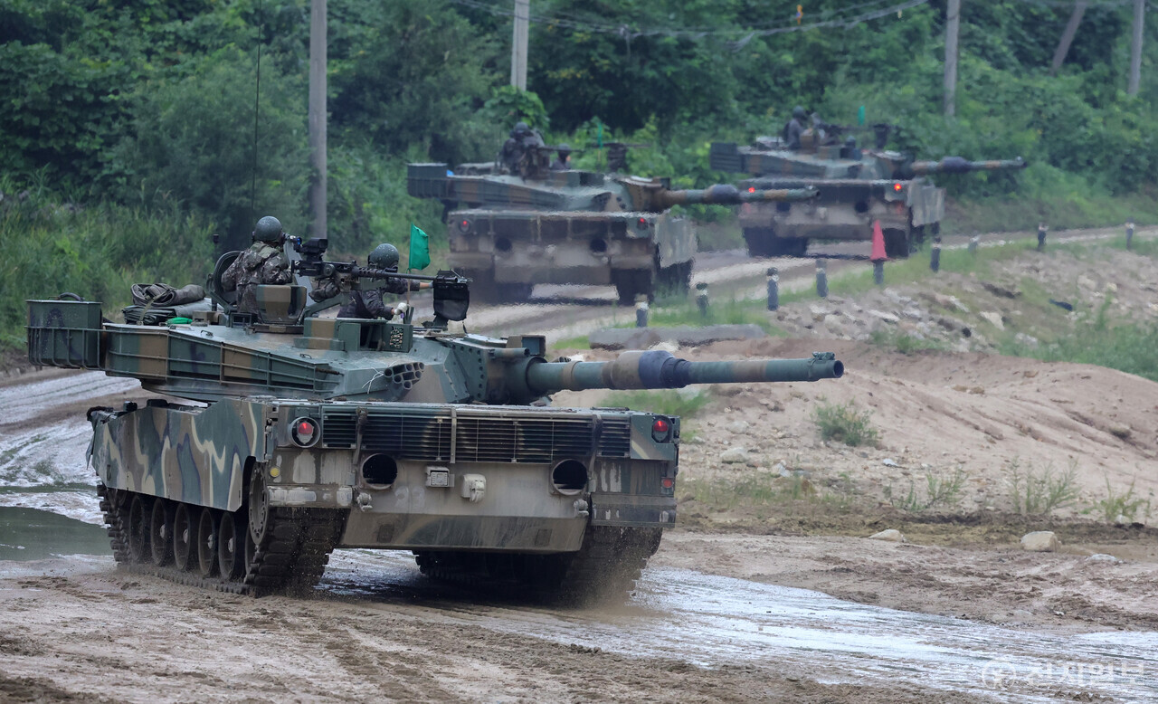 [포토] 기동·화력지원 훈련하는 K1A2 전차