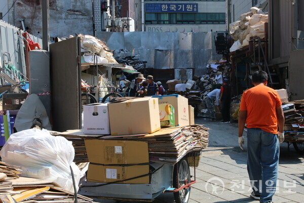 [고령화 시대②] 독거노인 10명 중 7명 ‘빈곤… 쪽방으로 내몰리는 노인들
