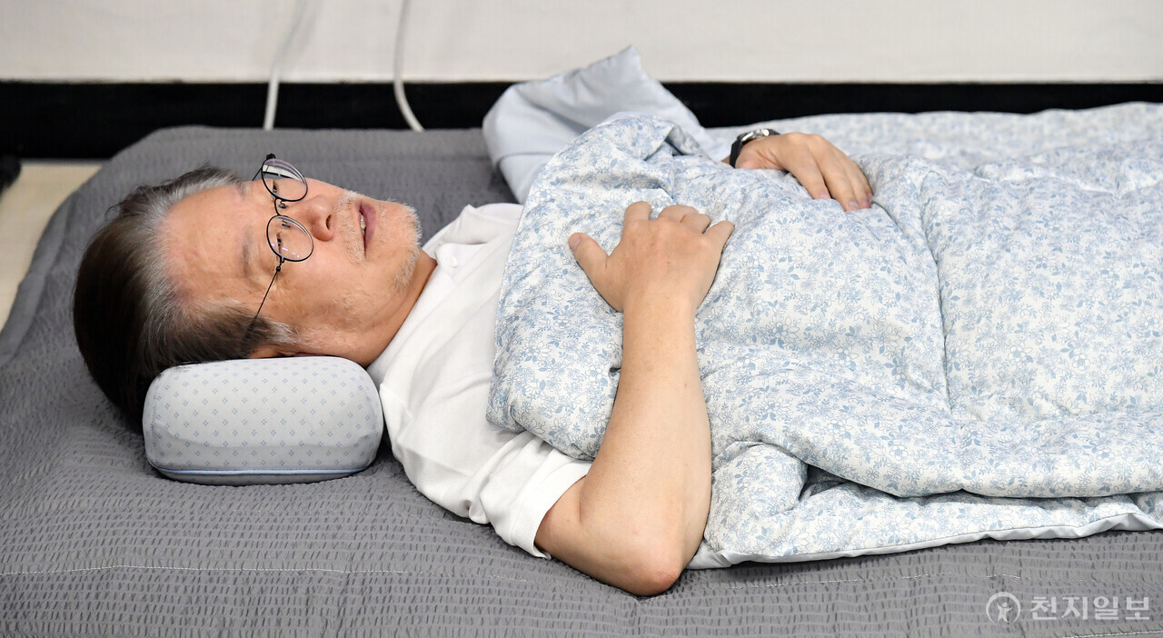 [포토] ‘단식투쟁 16일차’ 누워 있는 이재명