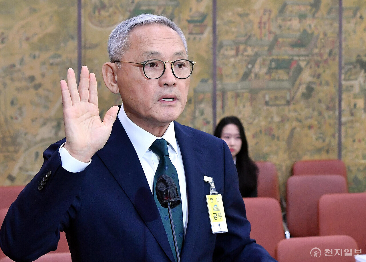 [포토] 선서하는 유인촌 문체부 장관 후보자