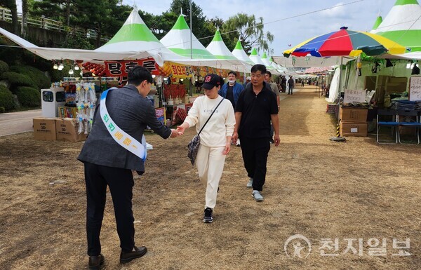 남강유등축제서 안전문화확산 캠페인 펼치는 남동발전