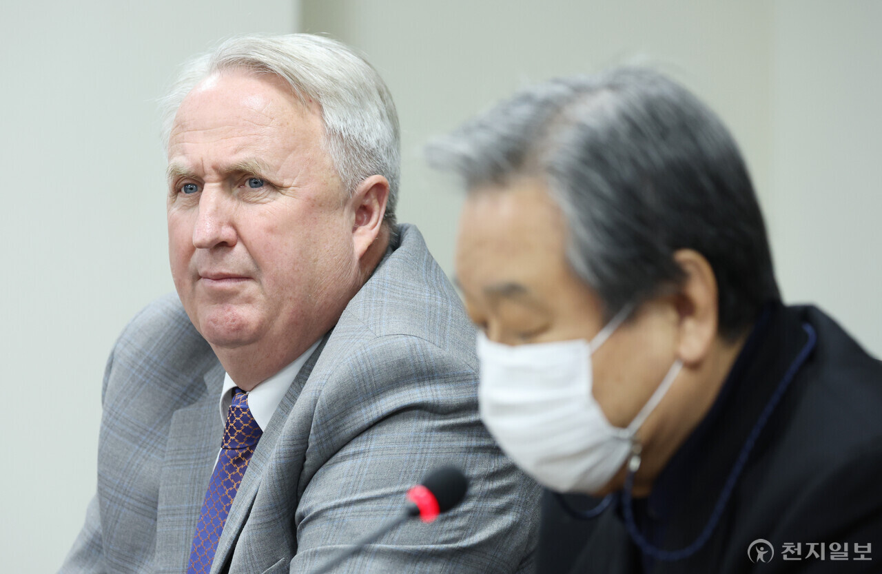 [포토] 인요한 위원장, 김무성 전 의원 발언 경청