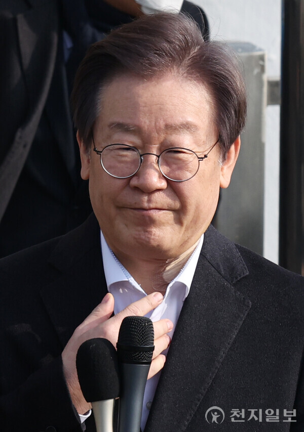 [포토 종합] 피습 8일 만에 퇴원한 이재명 “증오·전쟁 같은 정치 끝내야”