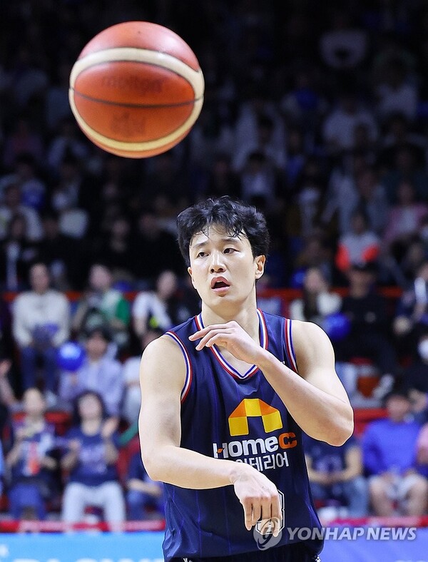 KCC 허웅-kt 허훈 ‘형제 대결’… kt, LG 제압하고 17년 만에 ‘챔프전’ 진출