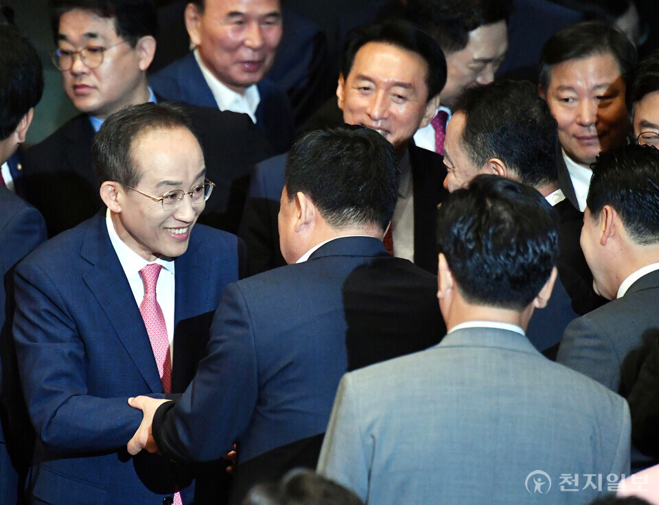 [포토] 동료 의원들과 인사하는 추경호 원내대표