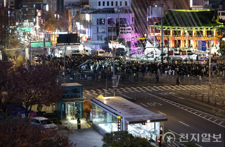 [포토] 애도기간 속 한산한 보신각 일대