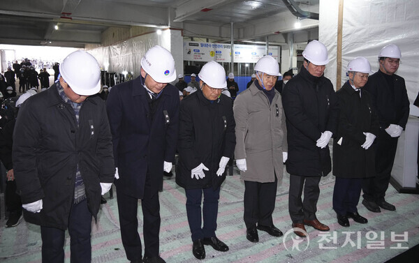 강기정 광주시장, 현대산업개발 아파트 신축공사 붕괴사고 3주기 추모