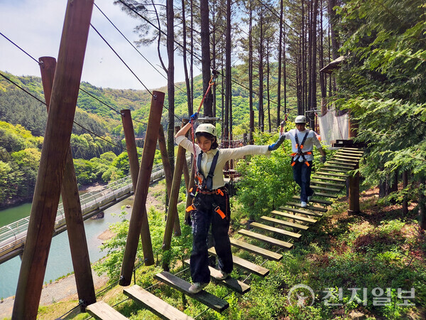 “Green Tea Fields and Outdoor Hot Springs… Healing in Boseong”