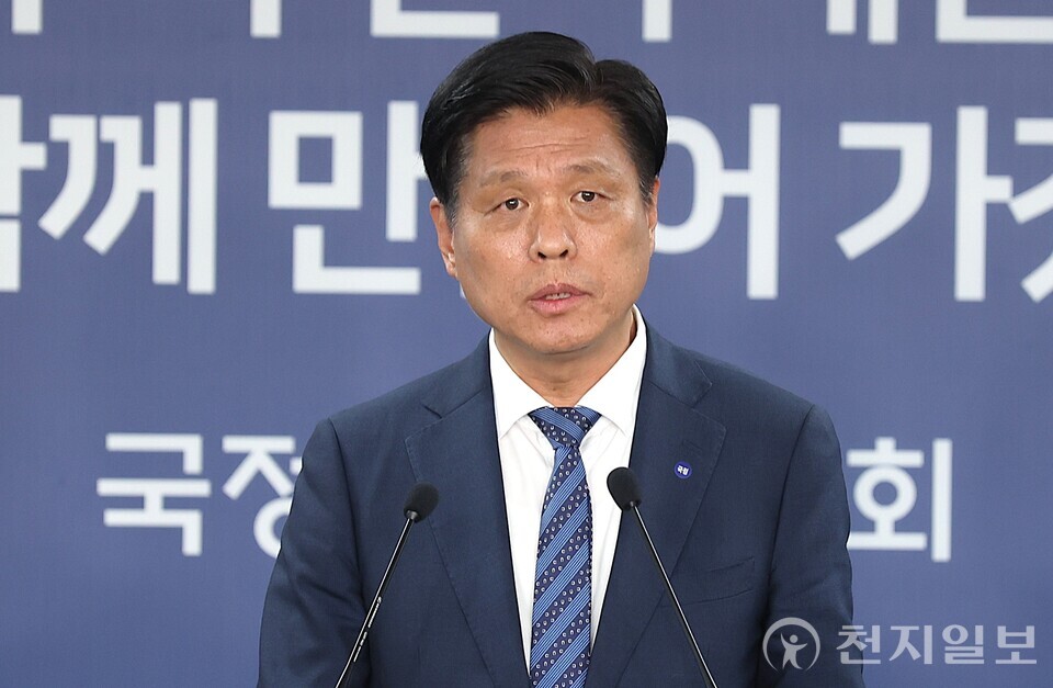 [포토] 국정기획위원회 1차 브리핑하는 조승래 대변인