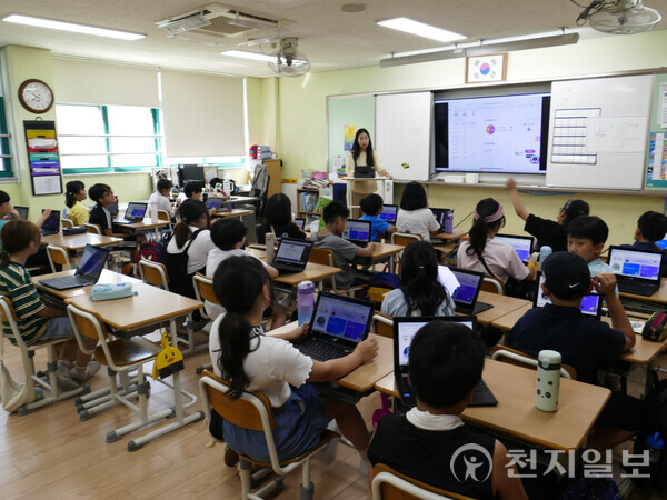 [Exploring Gyeonggi Digital Leading Schools⑥] Songhwa Elementary School in Pyeongtaek: “Tablet ...