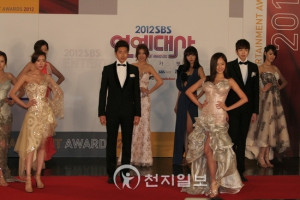 [포토] ‘2012 SBS 연예대상’ 레드카펫, 포즈 취하는 슈퍼 모델들