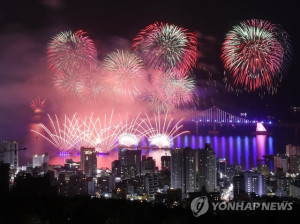 ‘100만명 인파’ 부산 밤바다 불꽃축제… 당국 ‘안전 사수’