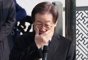 [포토 종합] 피습 8일 만에 퇴원한 이재명 “증오·전쟁 같은 정치 끝내야”